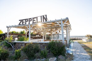 Café da manhã, almoço e jantar; culinária internacional 