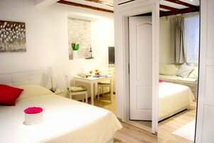 Roupas de cama premium, edredons de pluma, frigobar, cortinas blackout