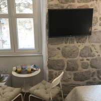 Roupas de cama premium, edredons de pluma, frigobar, cortinas blackout