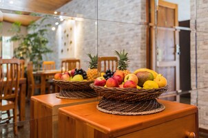 Café da manhã inglês grátis todos os dias