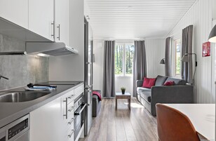 Trailer (Excluding Towels, Sheets, Cleaning) | Cozinha privada | Geladeira, micro-ondas, cooktop, cafeteira/chaleira