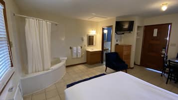 Suíte, 1 cama Queen, banheira de hidromassagem | Quartos à prova de som, Wi-Fi de cortesia, roupa de cama