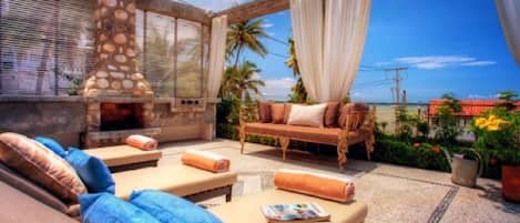 Villa de Luxo, 5 quartos, vista para a baía, em frente ao mar | Terraço/pátio interior