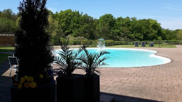 Piscina exterior, espreguiçadeiras 