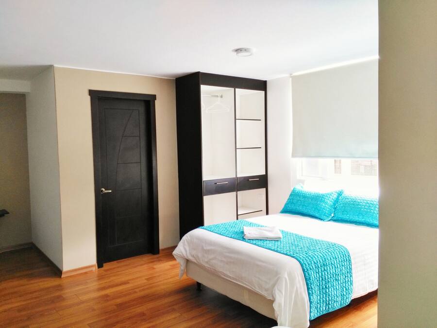 Quarto triplo conforto | Frigobar, cofres nos quartos, escrivaninha