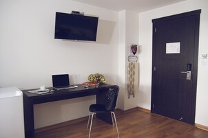 Quarto luxo | Frigobar, cofres nos quartos, escrivaninha