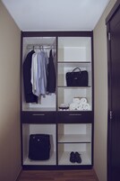 Quarto casal standard | Frigobar, cofres nos quartos, escrivaninha