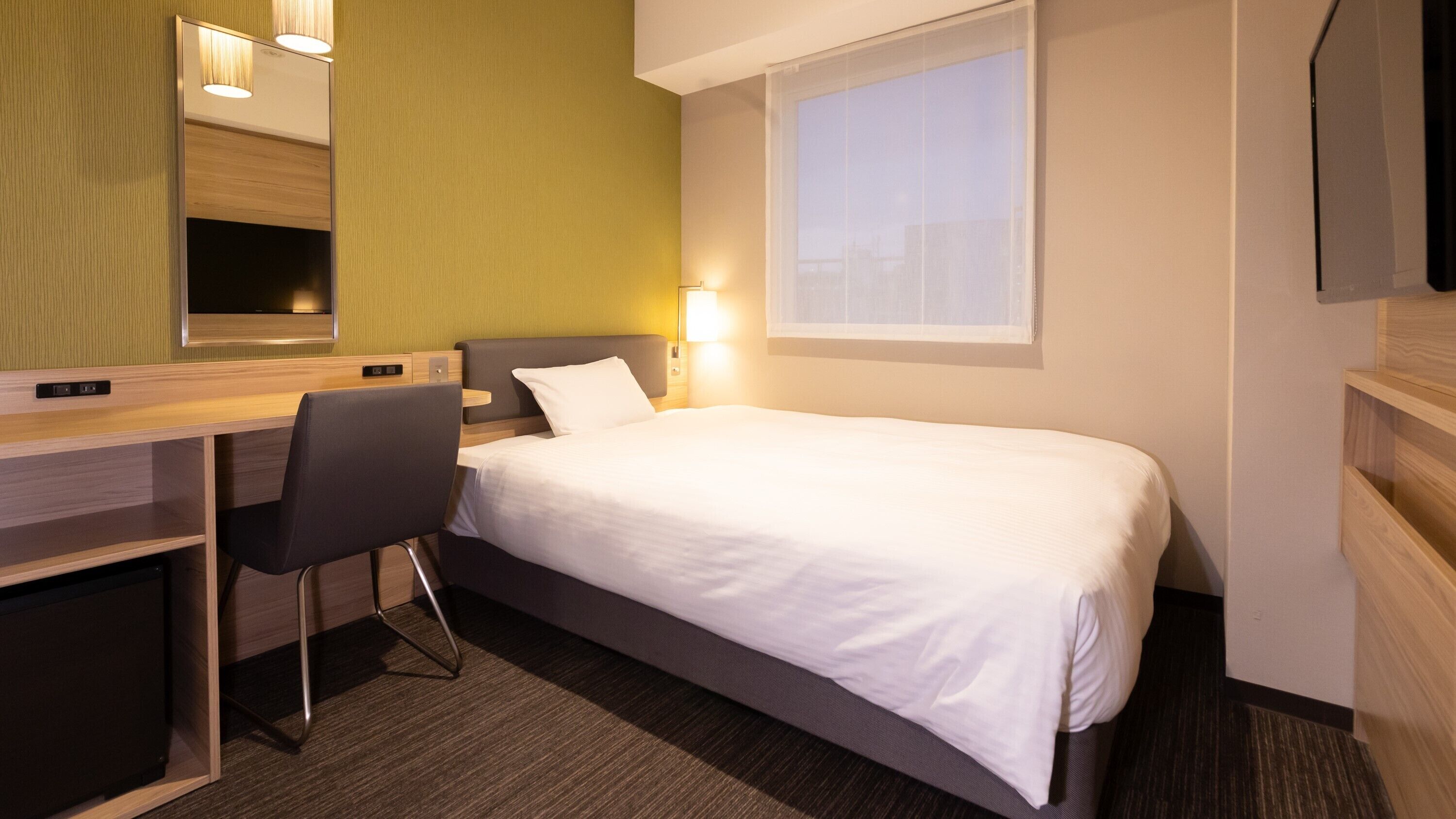 Roupas de cama premium, escrivaninha, cortinas blackout