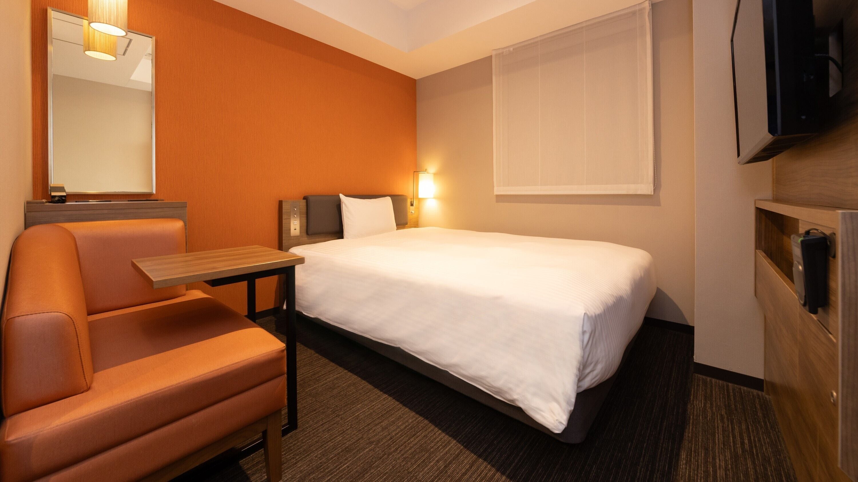 Roupas de cama premium, escrivaninha, cortinas blackout