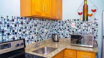 Apartamento Standard, 1 quarto, cozinha, Vista para a cidade | Cozinha privada | Um frigorífico/congelador grande, um micro-ondas, um forno