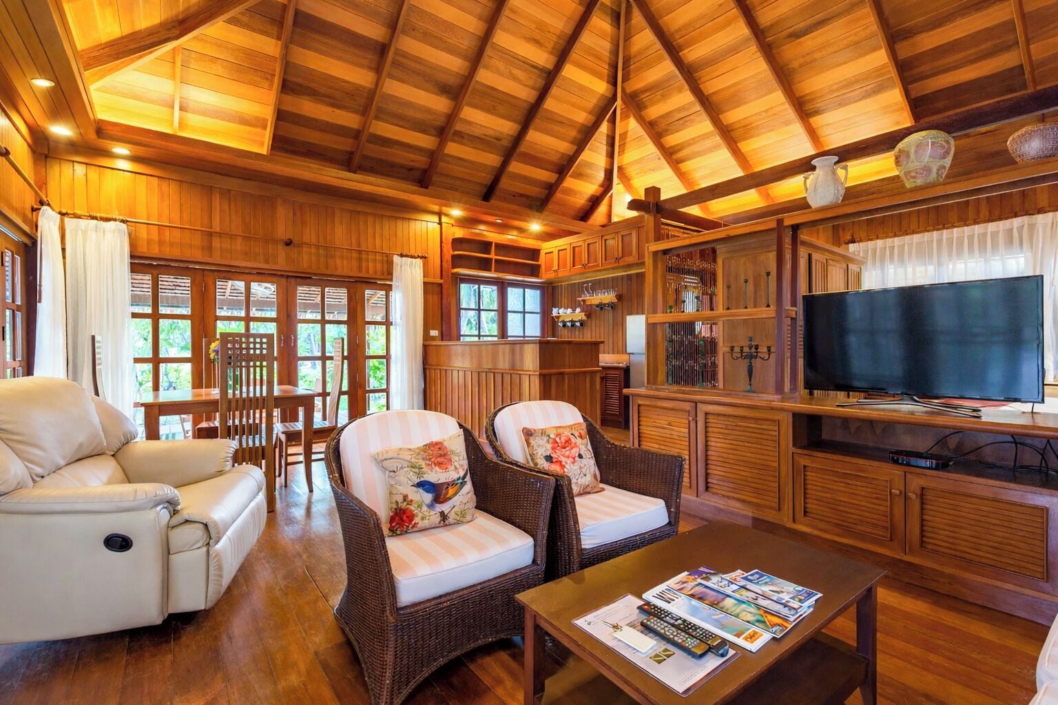 Wooden Cottage | Área de estar | TV LCD 40 polegadas com canais a cabo, TV