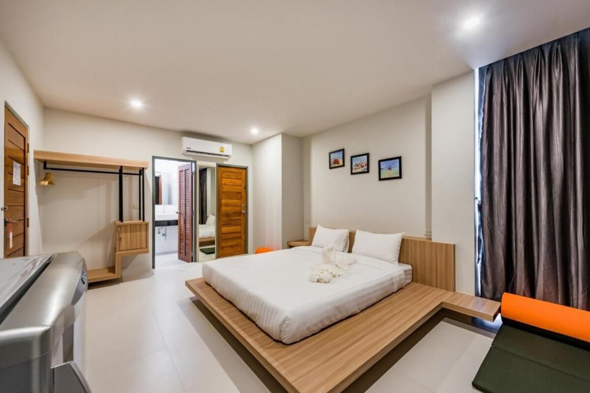 Quarto moderno com cama, escrivaninha e guarda-roupa.