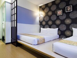 Quarto Quádruplo Familiar (Japanese) | Cofre no quarto, secretária 