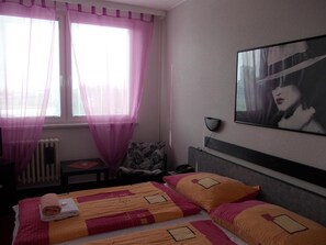 Quarto casal ou duplo standard, 1 quarto | Escrivaninha, cortinas blackout, Wi-Fi de cortesia, roupa de cama