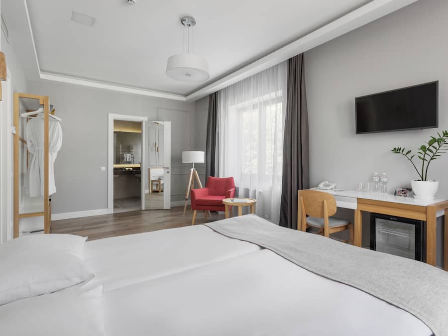 Quarto Empresarial | Roupa de alta qualidade, cofre no quarto, secretária