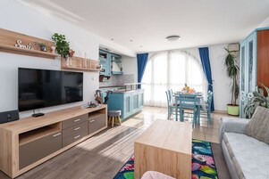 Apartamento, 2 quartos, terraço, vista para o mar | Sala de estar | Televisor de ecrã plano de 25 polegadas com canais via satélite 