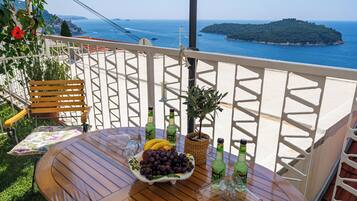 Apartamento, 2 quartos, terraço, vista para o mar | Cofre no quarto, ferro/tábua de engomar, Wi-fi grátis