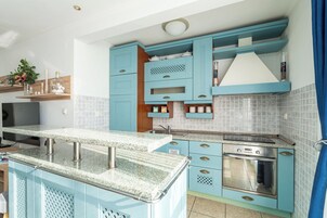 Apartamento, 2 quartos, terraço, vista para o mar | Cozinha privada | Um frigorífico, uma chaleira elétrica 