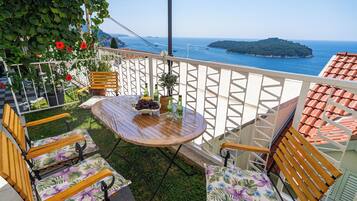 Apartamento, 2 quartos, terraço, vista para o mar | Terraço/pátio interior