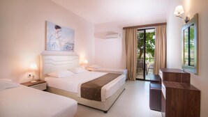 Quarto de hotel com duas camas, banheiro com espelho e varanda com cortinas.