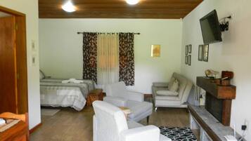 Chalé romântico, vista para a montanha, no jardim | Sala de estar | TV LCD, lareira