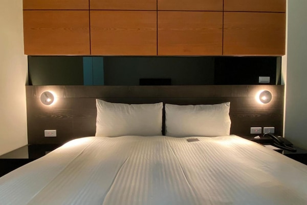 Edredons de pluma, escrivaninha, cortinas blackout