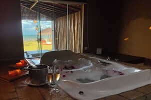 Suíte superluxo, 1 quarto | Banheiro | Chuveiro, toalhas de banho