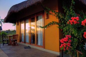 Bangalô conforto, 1 quarto | Frigobar, cofres nos quartos, Wi-Fi de cortesia, roupa de cama