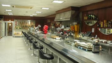 Café da manhã, almoço e jantar; culinária local