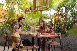 3 restaurantes: servem pequenos-almoços, almoços e jantares
