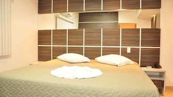 Minibar, cofre no quarto, secretária, ferro/tábua de engomar