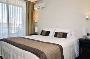 Apartamento, 1 quarto | Edredões de penas, cofre no quarto, com decoração personalizada 