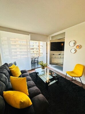 Apartamento, 1 quarto | Sala de estar | Televisor de ecrã plano de 32 polegadas com canais digitais, televisor 