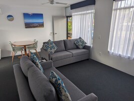 Apartamento, 2 quartos | Cozinha privada | Um frigorífico, um micro-ondas, uma chaleira elétrica, uma torradeira