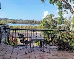 Quarto, 1 cama king-size, vista para o rio (Riverview King Room) | Terraço/pátio interior