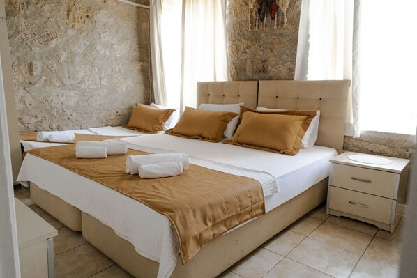 Quarto triplo standard | Roupas de cama premium, ferros/tábuas de passar roupa, Wi-Fi de cortesia