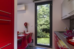 Um frigorífico, um micro-ondas, um forno, uma placa de cozinha 