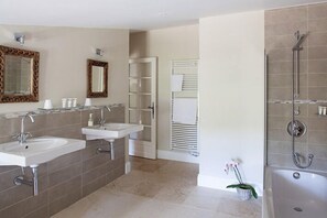 Quarto Duplo (Rose) | Casa de banho | Artigos de higiene pessoal grátis, um secador de cabelo 