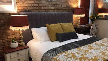 Quarto casal luxo | Frigobar, cortinas blackout, Wi-Fi de cortesia