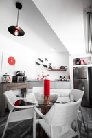 Frigobar, micro-ondas, cooktop, torradeira