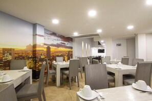 Café da manhã, almoço e jantar; culinária internacional 