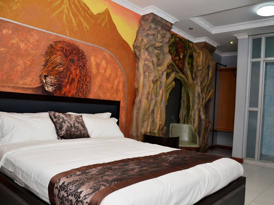 Quarto design (Safari) | Roupas de cama premium, cofres nos quartos, escrivaninha