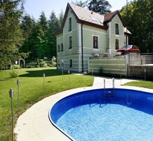 Piscina externa, espreguiçadeiras