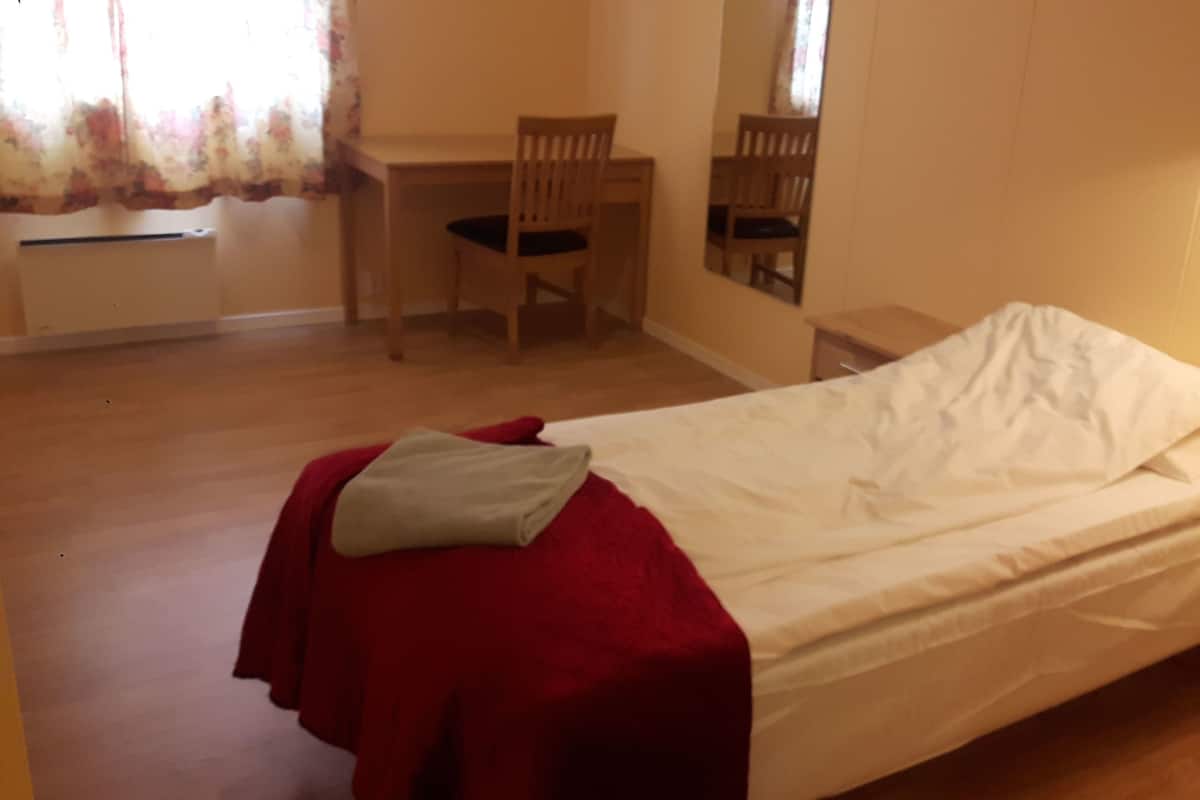 Quarto solteiro luxo (Room 2) | Roupas de cama premium, camas com colchões pillow-top, escrivaninha