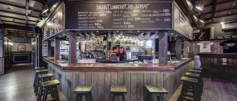 2 bares/lounges, pub