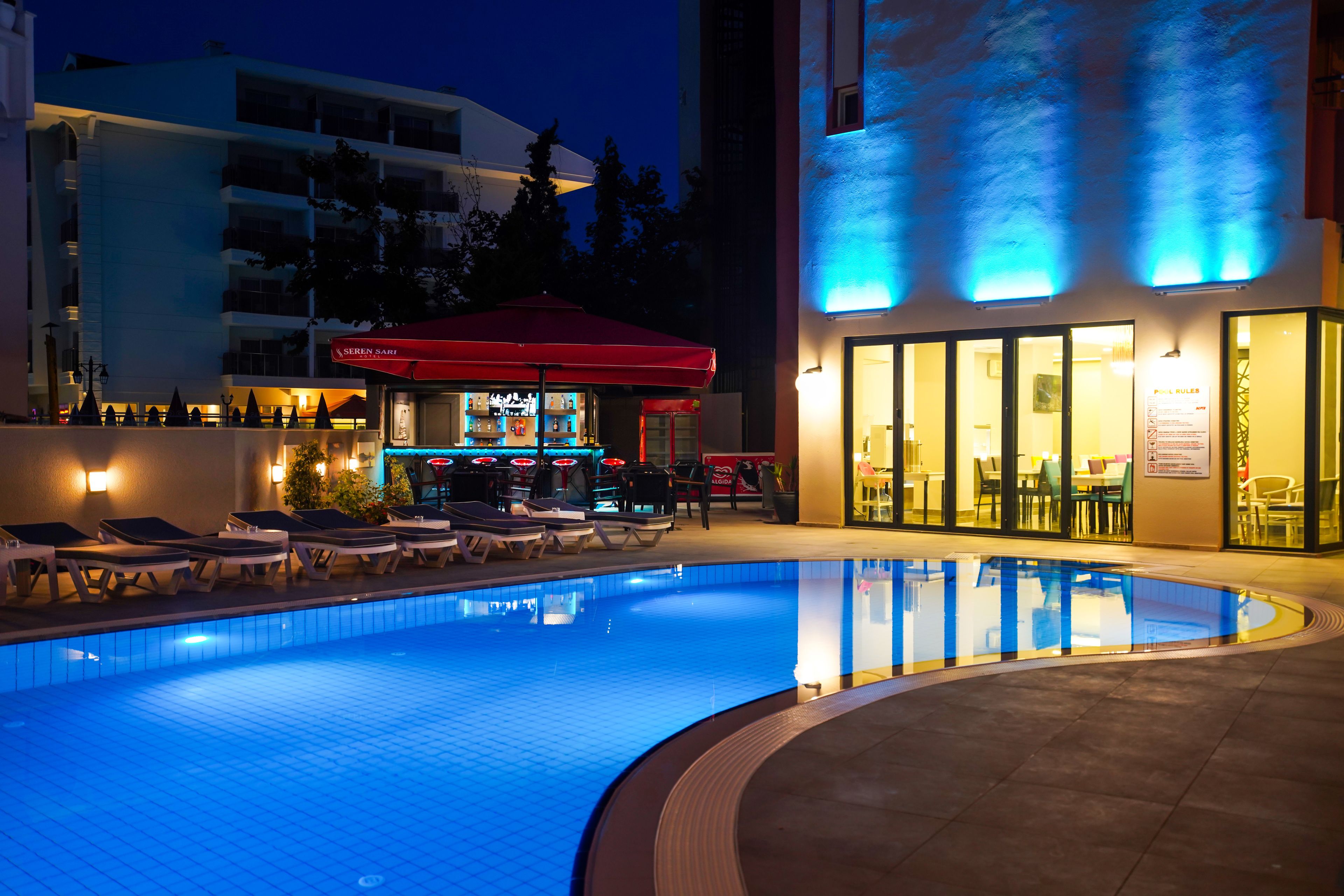 Piscina exterior, guarda-sóis, espreguiçadeiras 