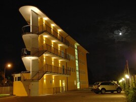 Fachada do alojamento (tarde/noite)