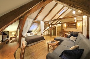 Suite Lua de Mel, 1 quarto, cozinha (1 Attic Castle View) | 1 quarto, roupa de alta qualidade, cofre no quarto, secretária 