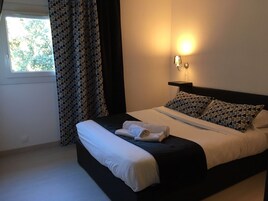 Quarto Duplo Superior | Roupa de alta qualidade, secretária 