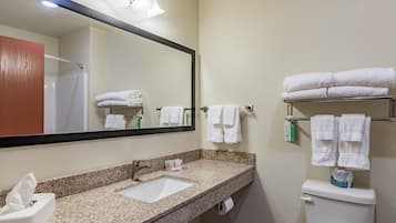 Um secador de cabelo, toalhas fornecidas